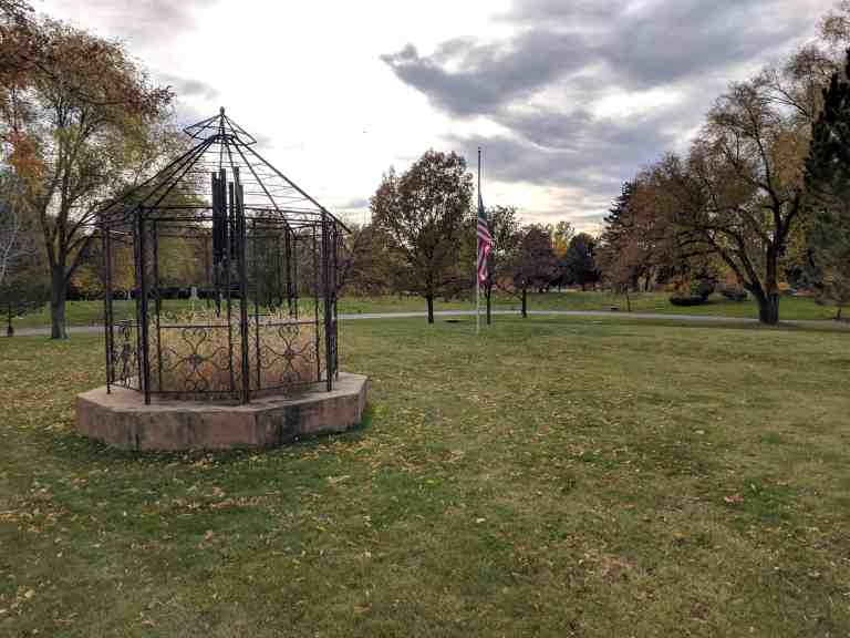 Memorial Holladay Cemetery | JacobBarlow.com